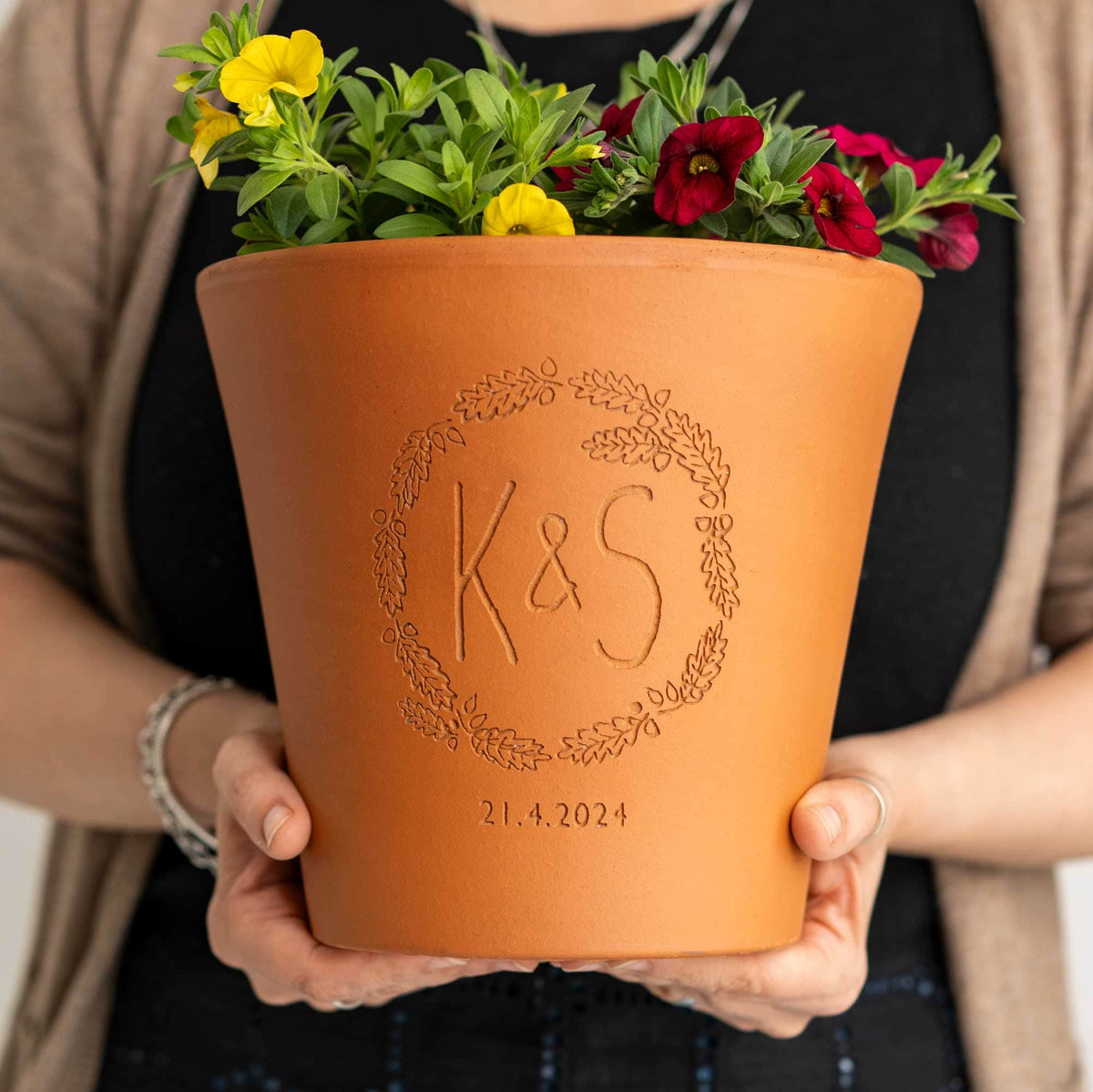 Personalised engraved wreath flower pot. A unique Mother's Day gift ...